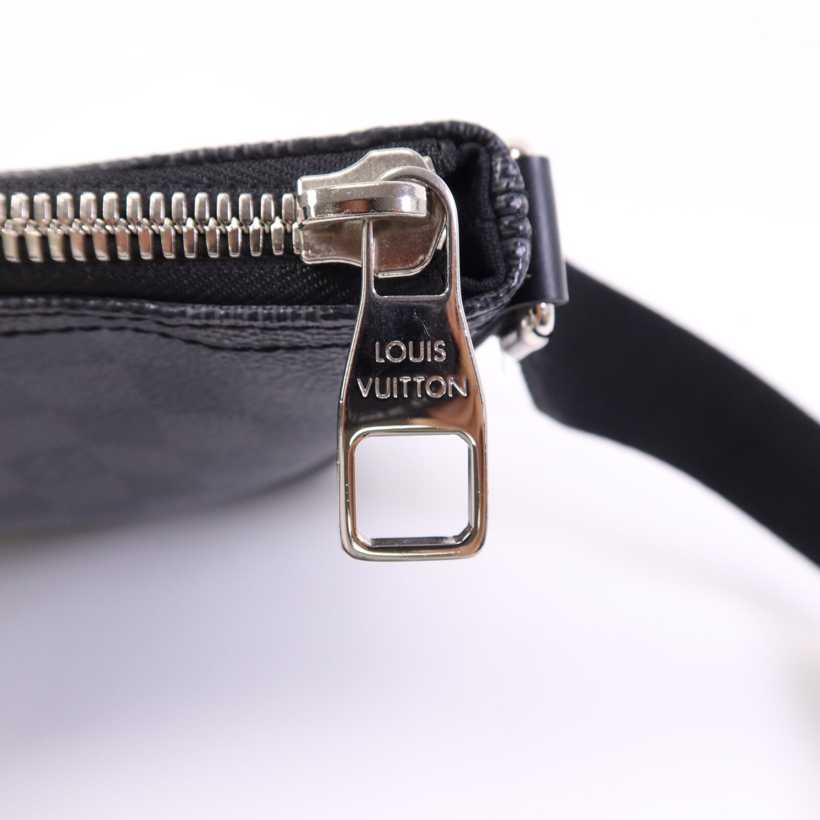 LOUIS VUITTON Damier Graphite Mick PM銀扣肩背袋 – Brand Off Hong Kong Online ...