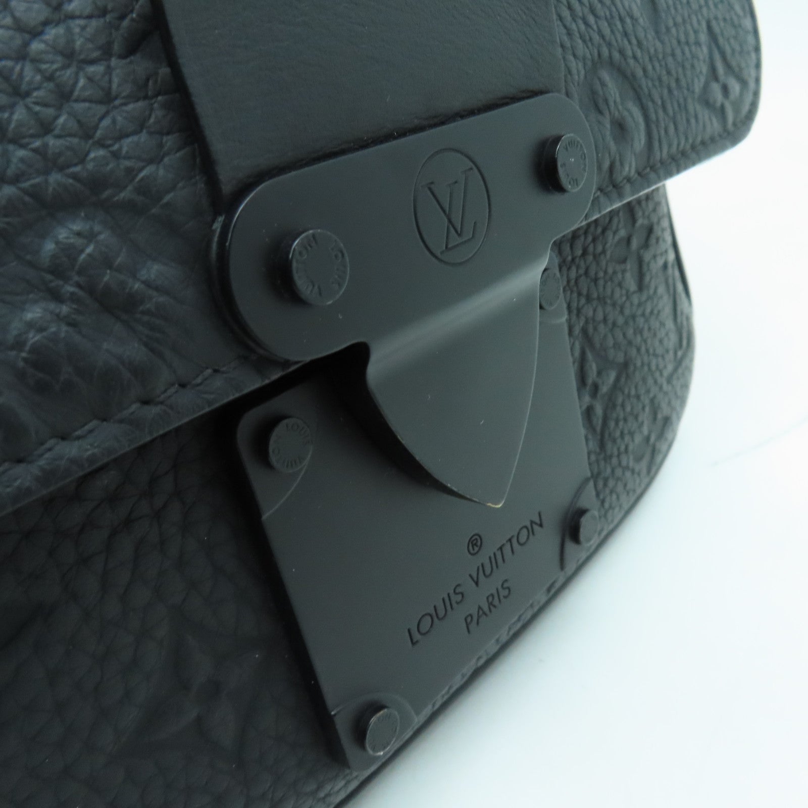 LOUIS VUITTON Monogram-embossed Taurillon S Lock Slingbag黑扣單肩包黑色 ...